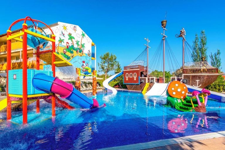 32 Best Hotels in Majorca with Waterslides, Splash Parks & Waterparks!