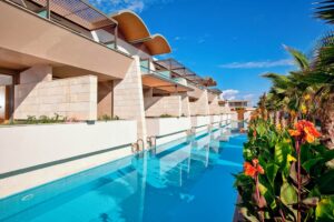 47 Toddler Friendly Hotels With Amazing Swim Up Rooms 2024!