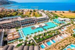 47 Toddler Friendly Hotels With Amazing Swim Up Rooms 2024!