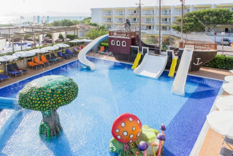 32 Best Hotels in Majorca with Waterslides, Splash Parks & Waterparks!
