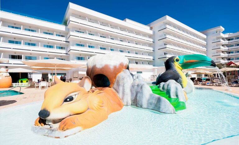 32 Best Hotels in Majorca with Waterslides, Splash Parks & Waterparks!