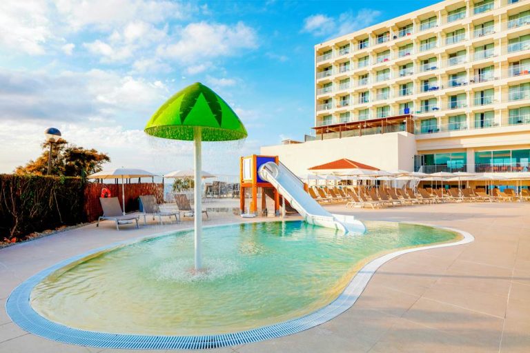 14 Best Menorca Hotels With Splash Parks!