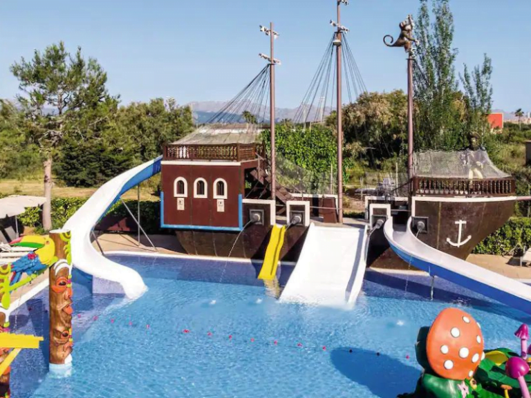 32 Best Hotels in Majorca with Waterslides, Splash Parks & Waterparks!