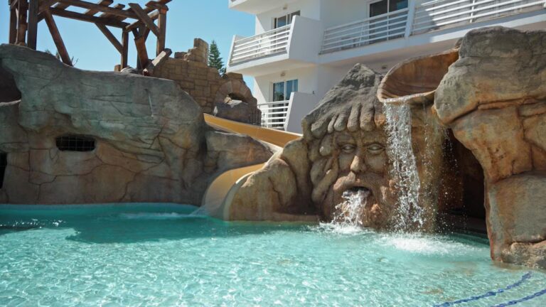 32 Best Hotels in Majorca with Waterslides, Splash Parks & Waterparks!
